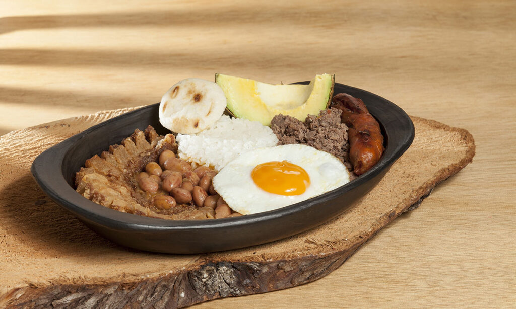 Bandeja paisa típica de Colombia